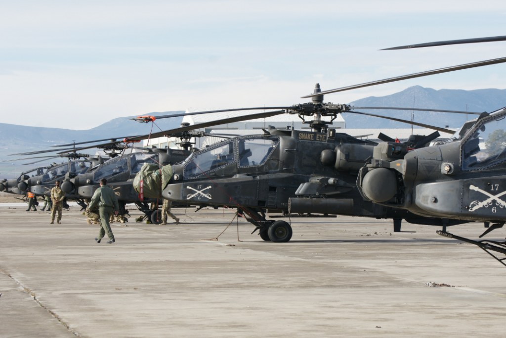 Σε εξέλιξη η ανάπτυξη Apache και Black Hawk της 3ης CAB στο ...