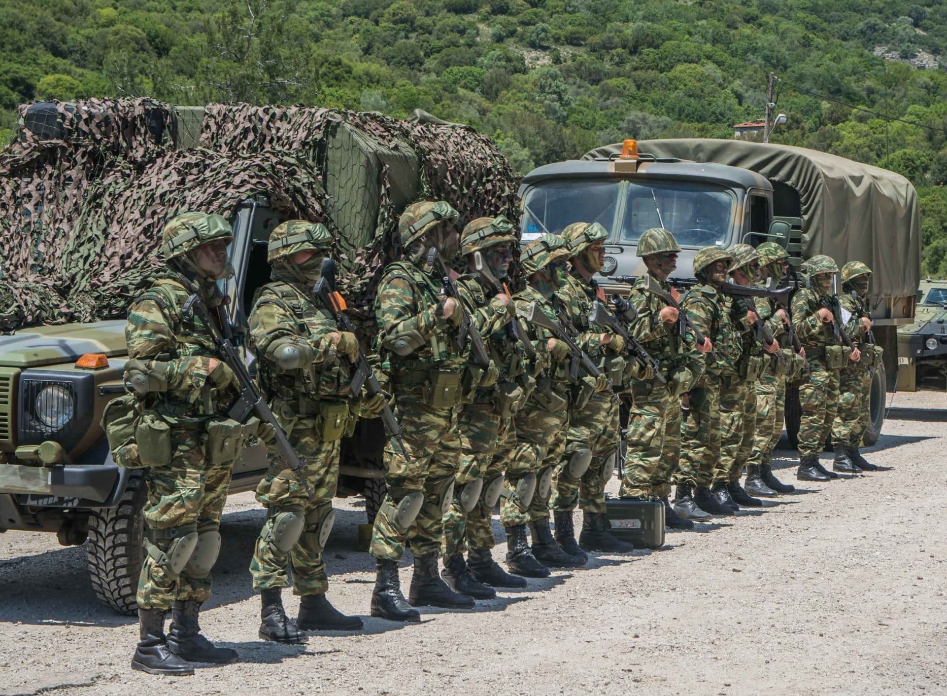 Για την αντικατάσταση των φορτηγών Steyr και οχημάτων Mercedes των ...